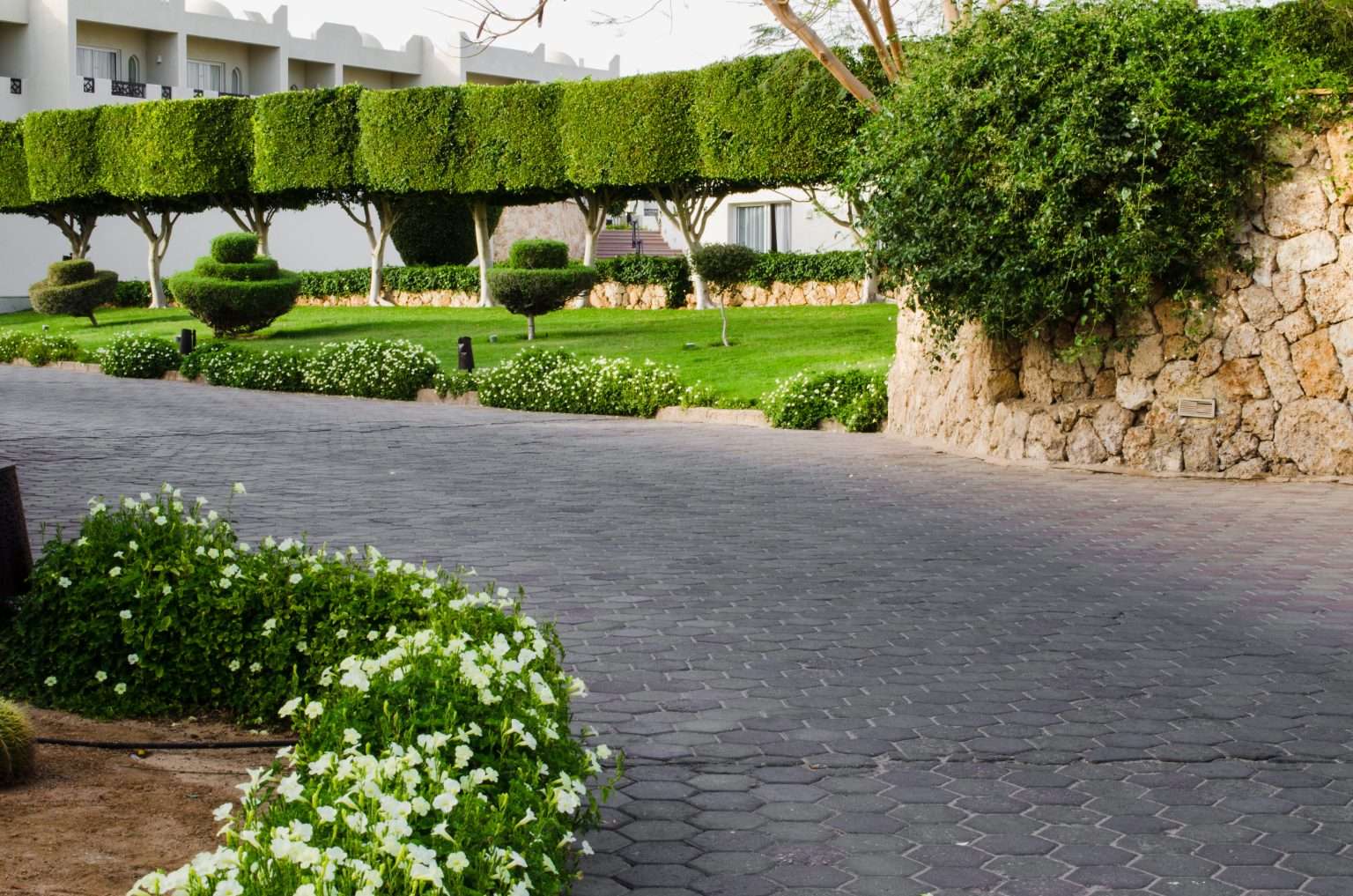12 Stunning Driveway Entrance Ideas to Welcome You Home