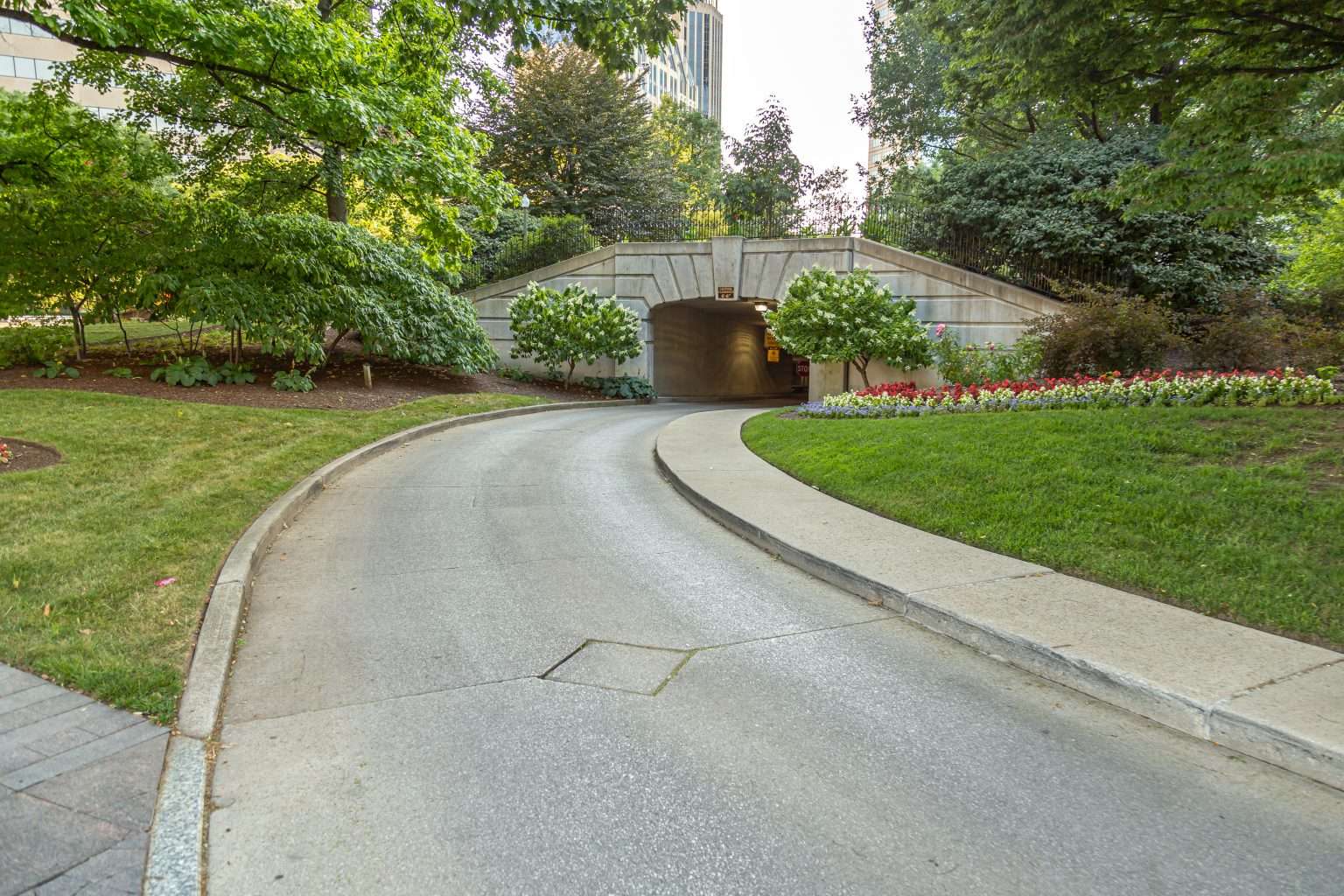 12 Stunning Driveway Entrance Ideas to Welcome You Home