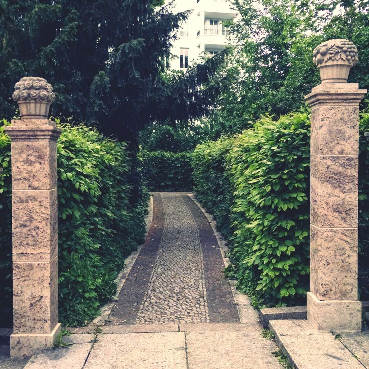 12 Stunning Driveway Entrance Ideas to Welcome You Home